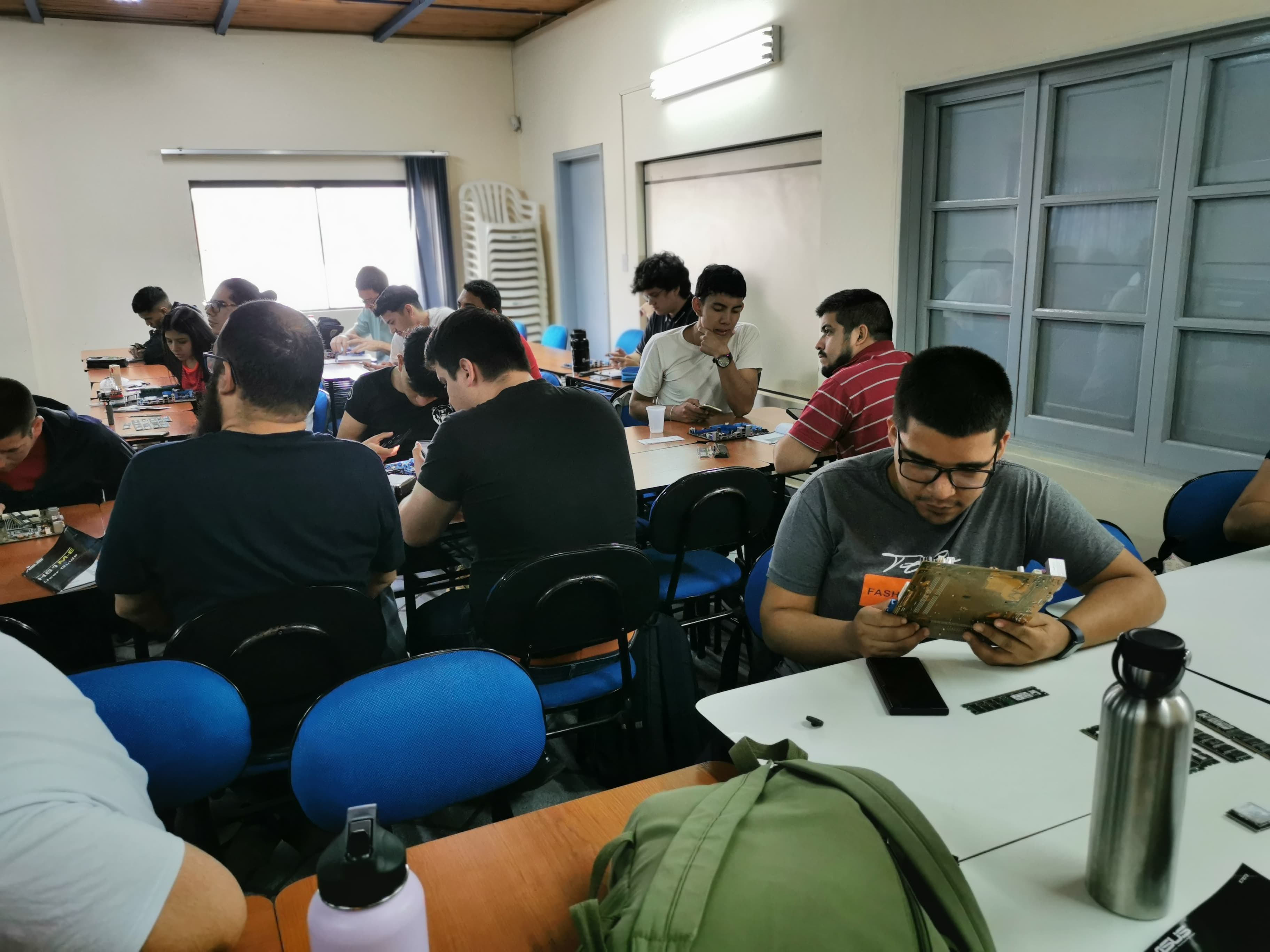 Cursantes del Diplomado en Soporte Técnico de la UTIC Sede Asunción ...